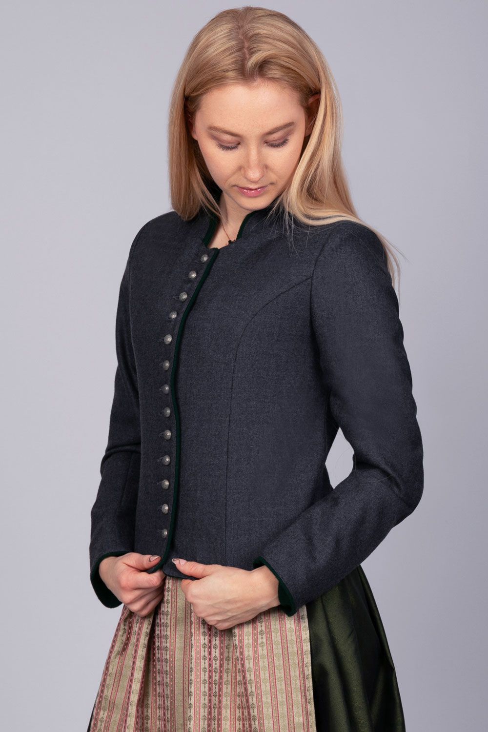 Trachten Janker Simone Anthrazit – Alpiner Chic mit altsilbernen Knöpfen
