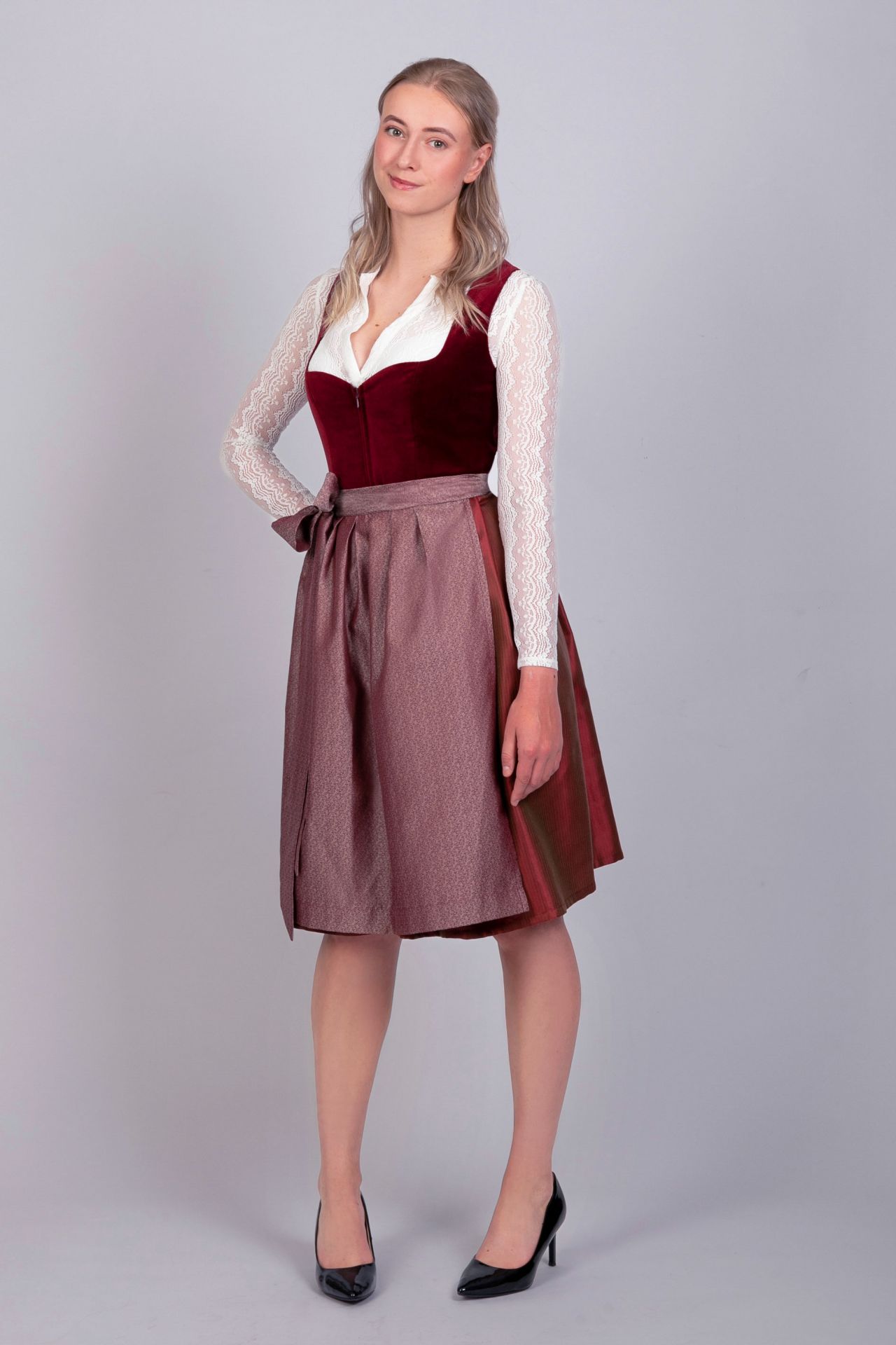 Elegantes Midi Dirndl Lilly in Samt Rot – Schlichte Eleganz trifft Komfort